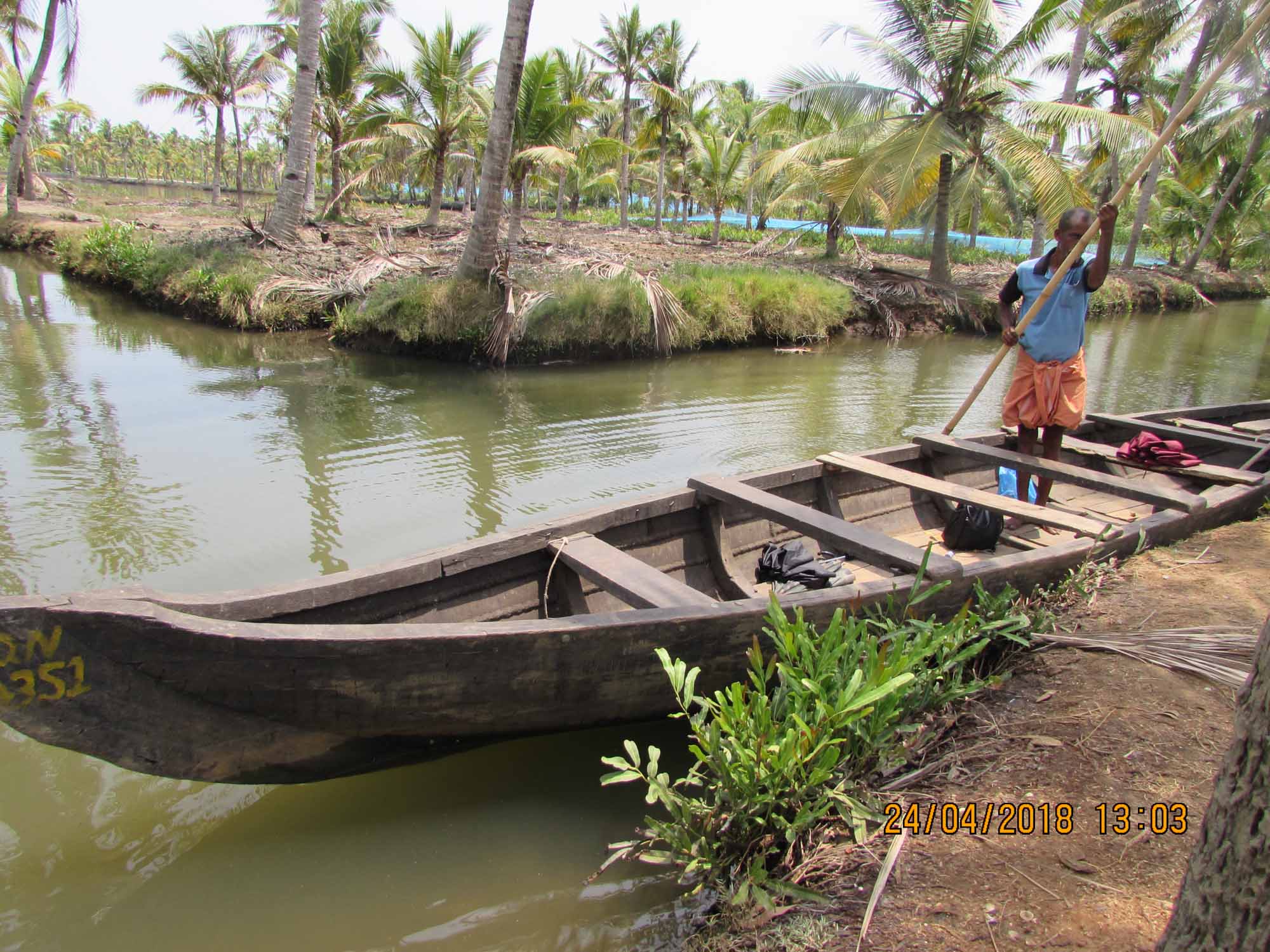 A traditional Canoe ride through Mundrothuruthu / Munroe Islands ...